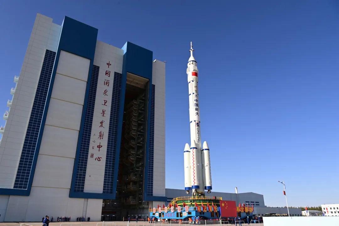 神舟十九号蓄势待发！船箭组合体就位等待新使命_长江云 - 湖北网络广播电视台官方网站