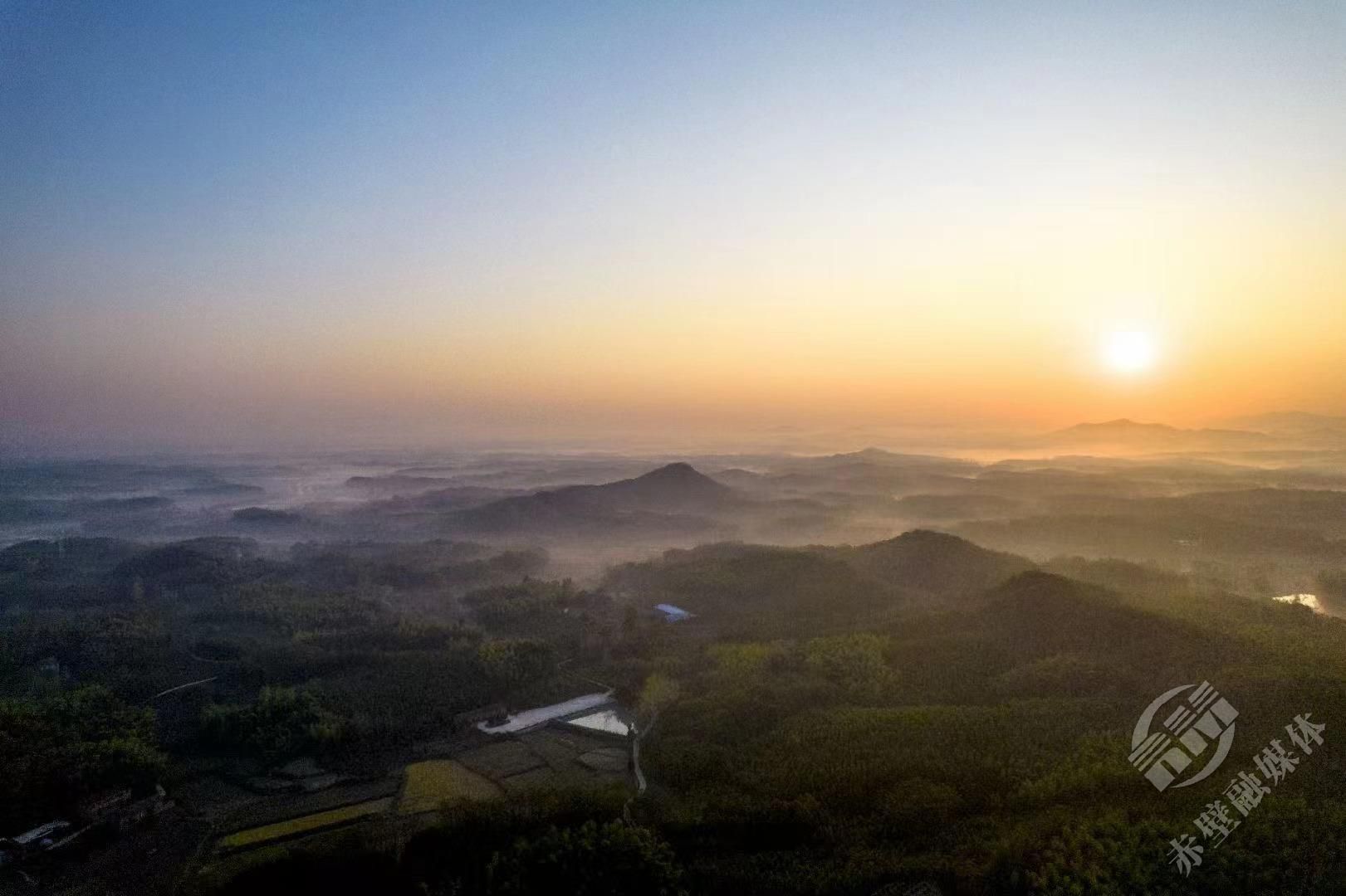 组图 | 晨光旖旎 晨雾袅袅 看不够的赤壁枫桥景色_云上赤壁